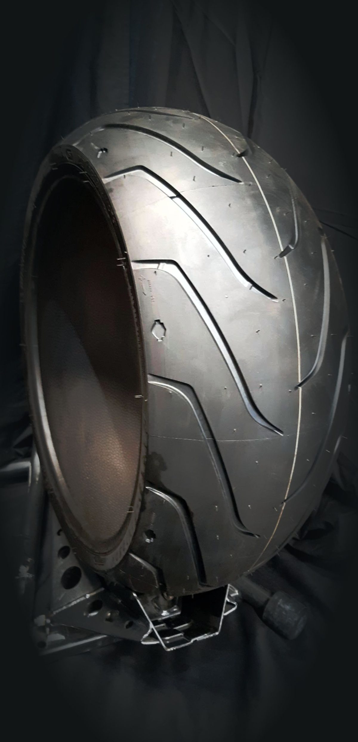 Michelin Scorcher 11 240/40r18 - RAW CUSTOMS